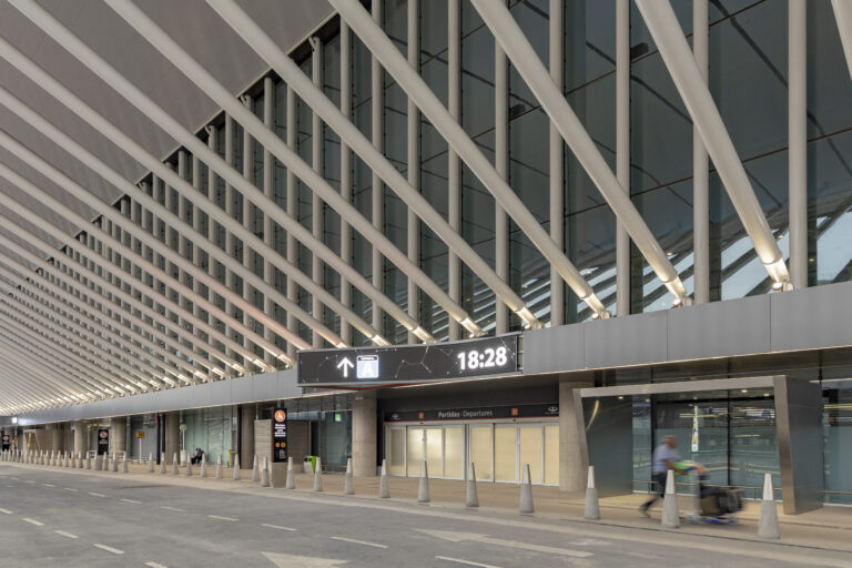 Terminal de Partidas del Aeropuerto Internacional de Ezeiza. - BMA